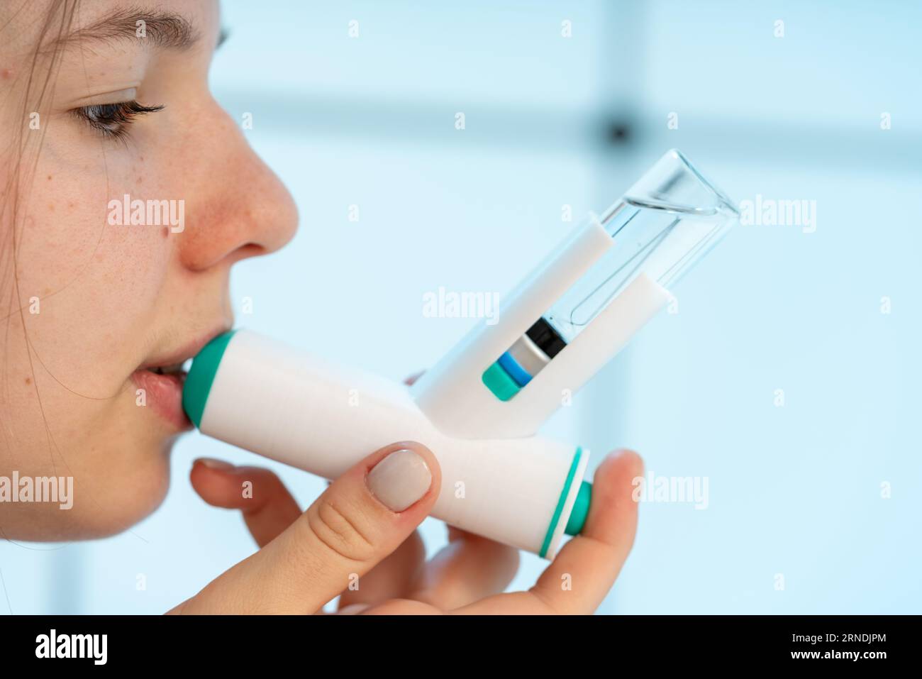 Asthma inhaler girl hi-res stock photography and images - Alamy