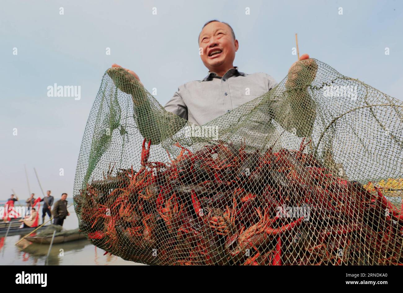 (160523) -- XUYI, May 22, 2016 -- A farmer catches crawfishes at a ...