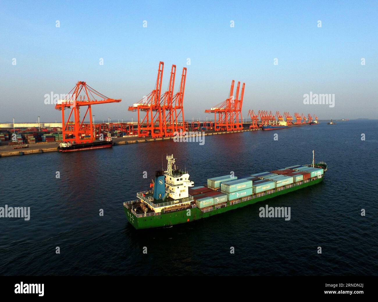 Us china cargo ship port hi-res stock photography and images - Alamy