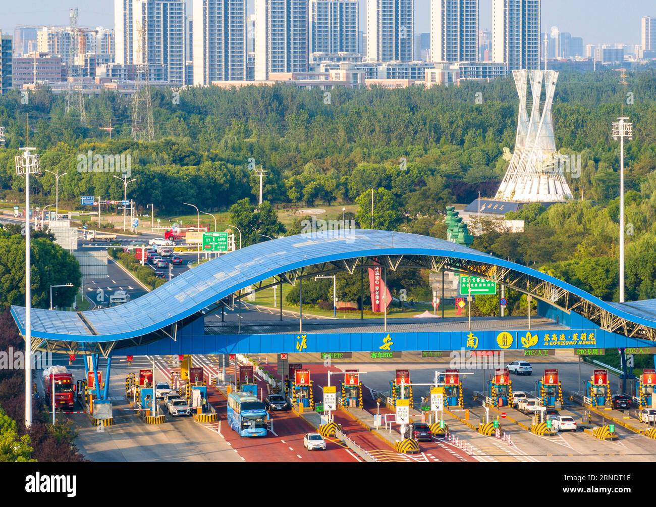 HUAI'AN, CHINA - SEPTEMBER 1, 2023 - Vehicles enter, exit and travel on ...