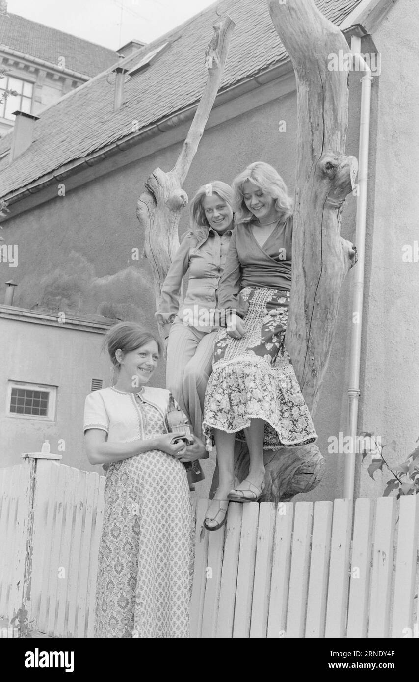 Current 32 - 4 - 1974: Women in Marriage Prison. The film is called ...