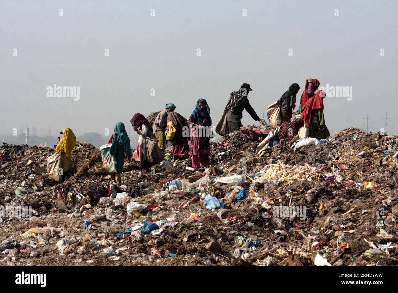 (160604) -- LAHORE, June 4, 2016 -- People search for recyclable items ...