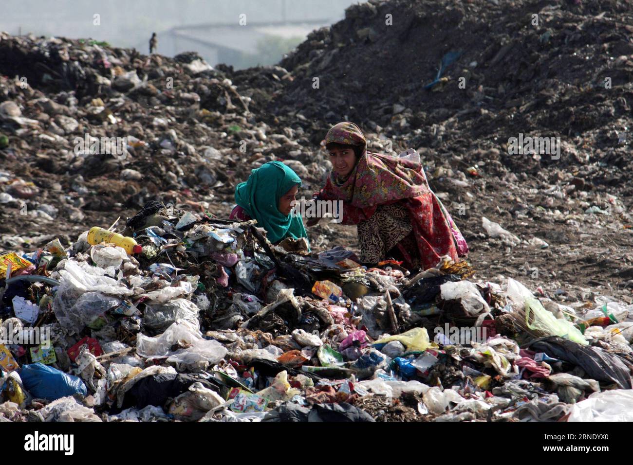 (160604) -- LAHORE, June 4, 2016 -- Pakistani girls search for ...