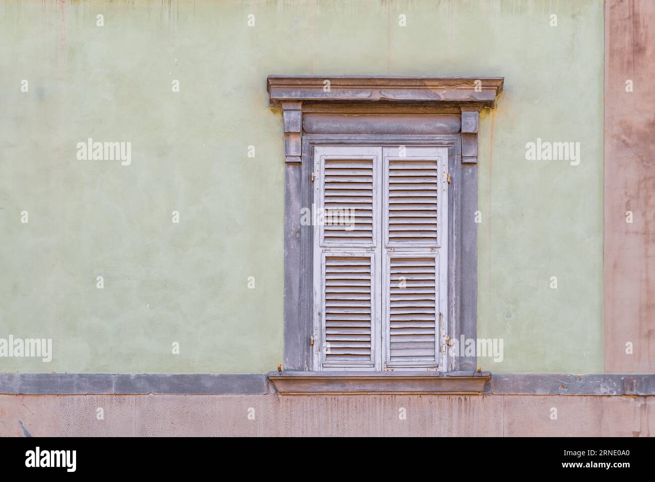 Doors and windows of ancient Sicilian houses Stock Photo - Alamy