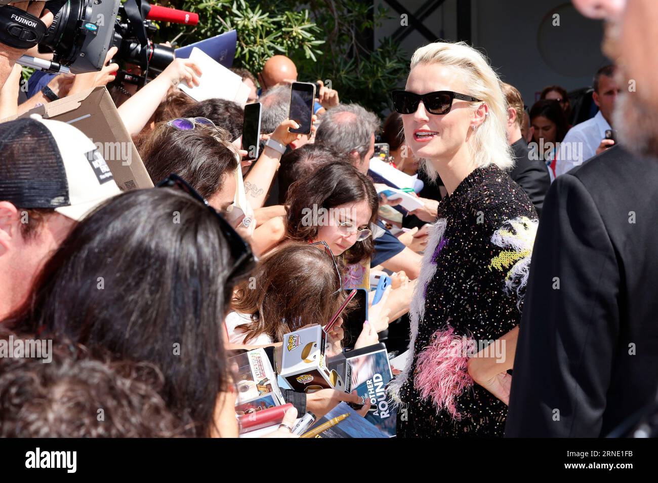 Amanda Collin beim Autogramme schreiben auf der Biennale di Venezia ...