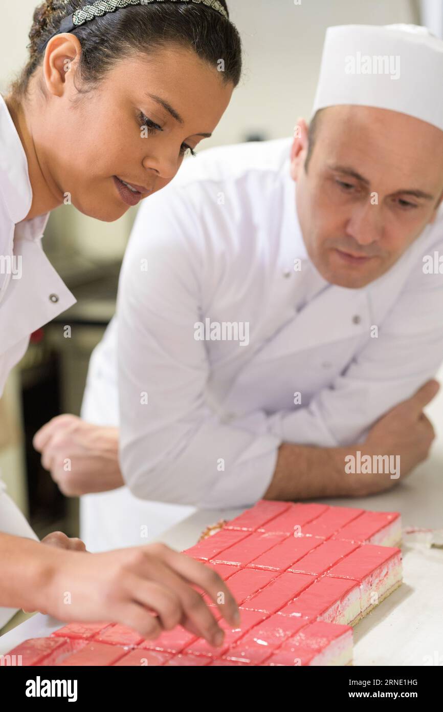 How to decorate a cake hi-res stock photography and images - Alamy