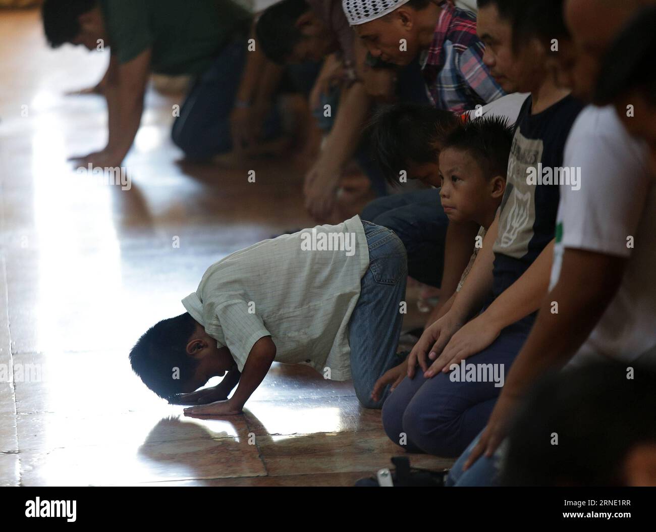 (160606) -- MANILA, June 6, 2016 -- Filipino Muslims pray on the first ...