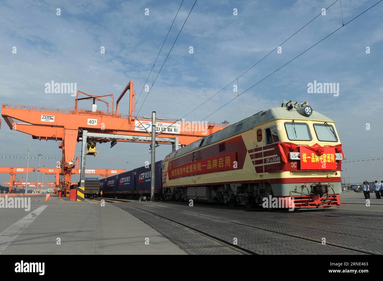 (160608) -- CHENGDU, June 8, 2016 -- A China-Europe container train is ...