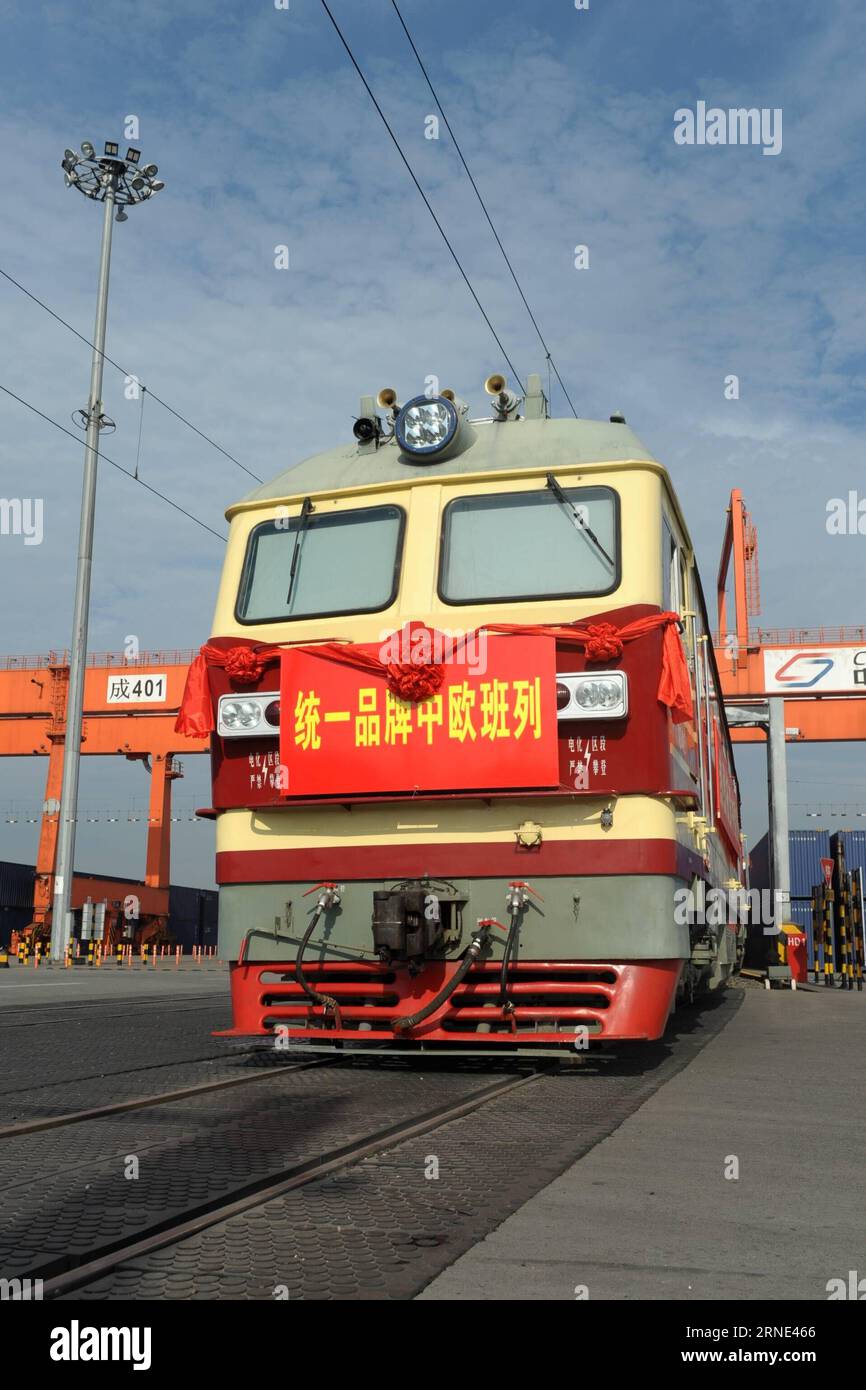 (160608) -- CHENGDU, June 8, 2016 -- A China-Europe cargo train is ...