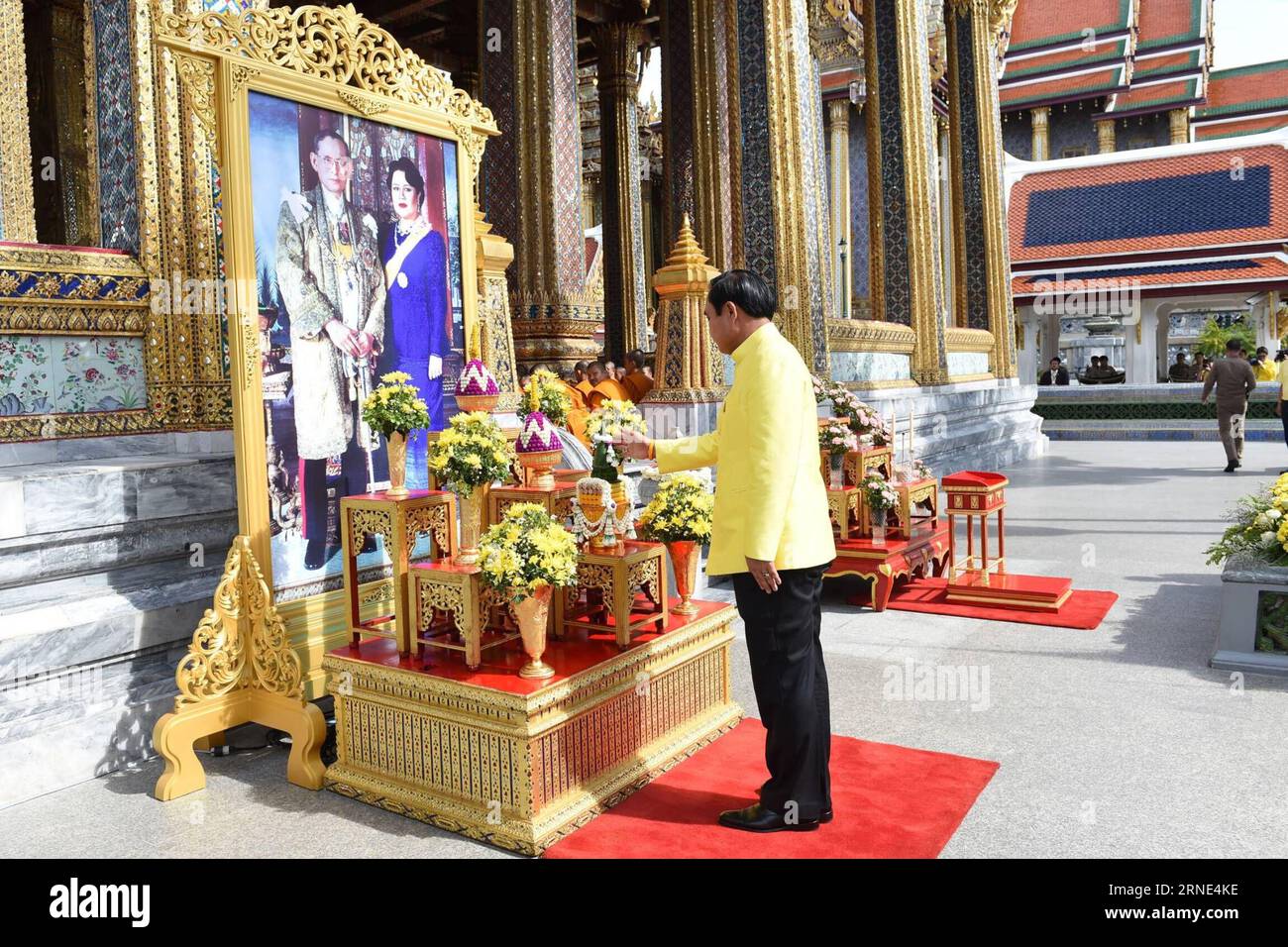 Thailänder feiern 70. Thronjubiläum von König Bhumibol (160609 ...