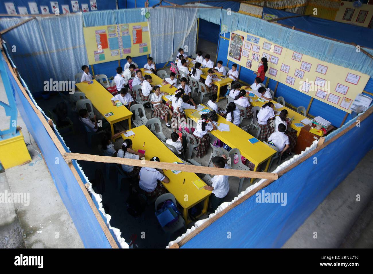 Class children line up hi-res stock photography and images - Alamy