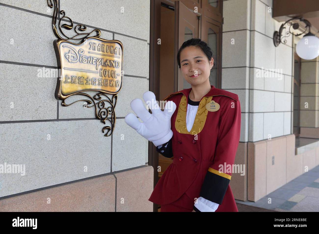 (160614) -- SHANGHAI, June 14, 2016 -- A reception staff greets ...