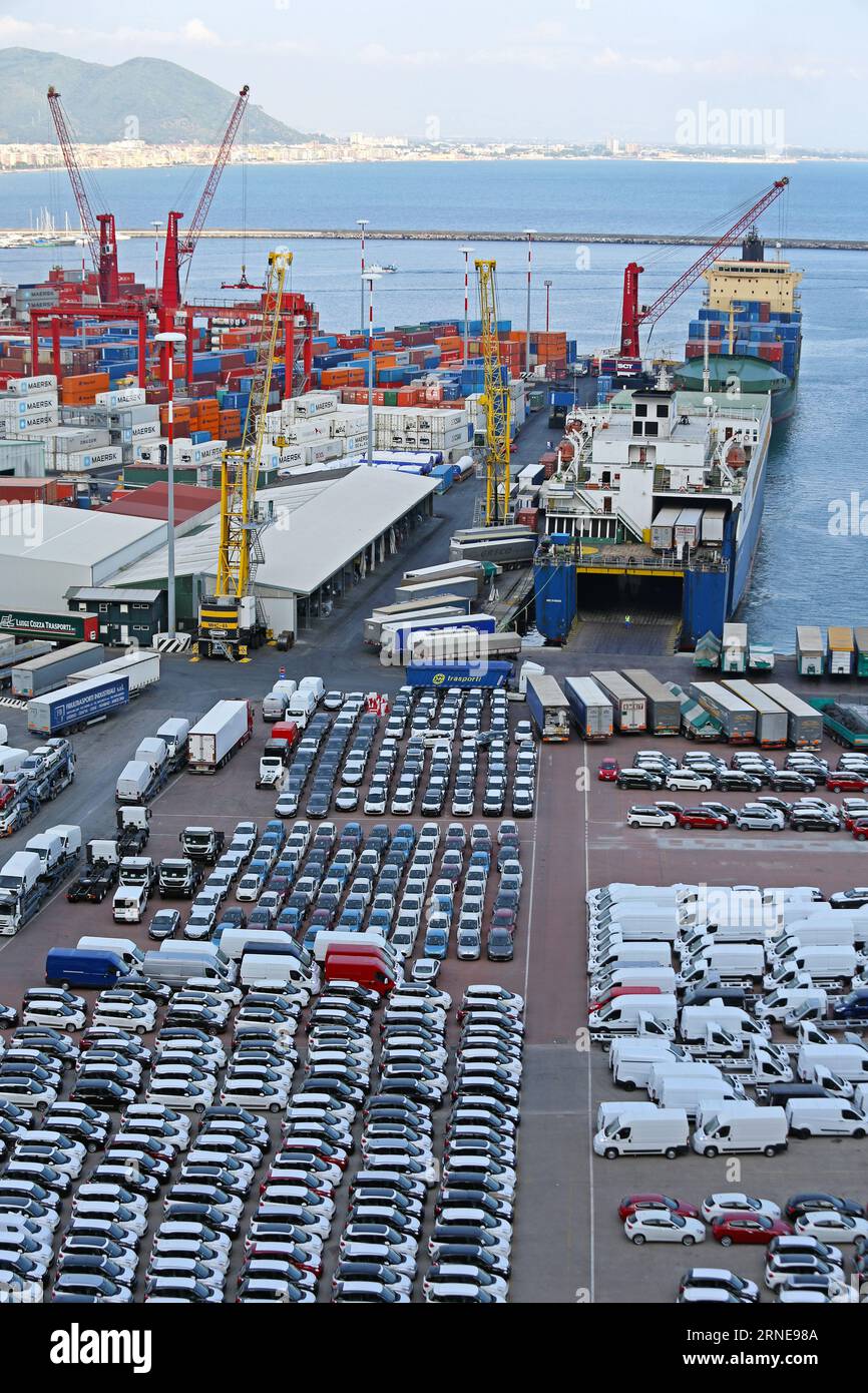 Ship trucks loading hi-res stock photography and images - Alamy