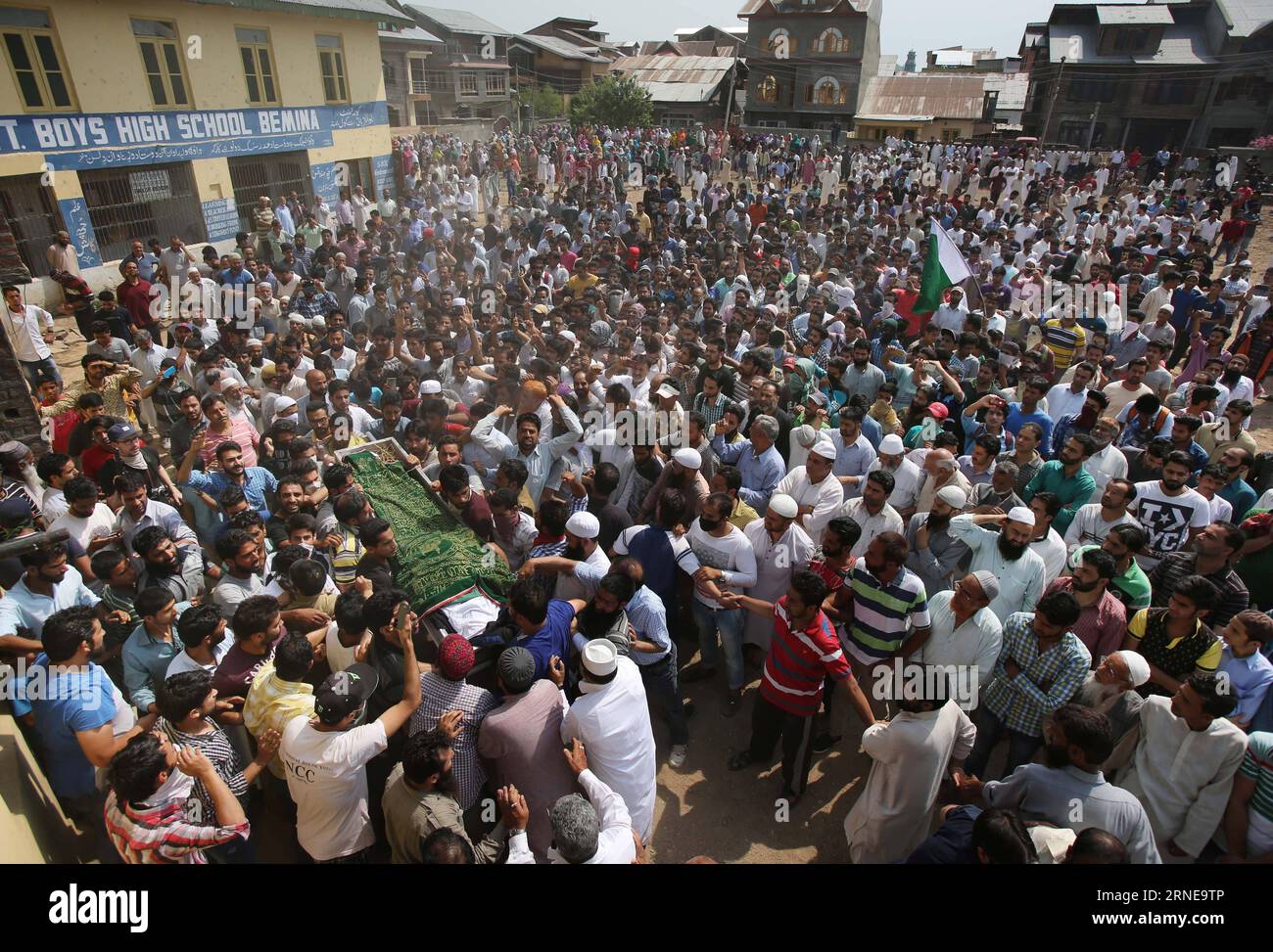 (160615) -- SRINAGAR, June 15, 2016 -- People carry the coffin of ...