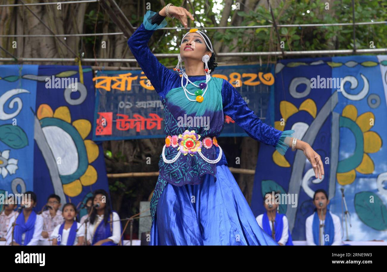 (160615) -- DHAKA, June 15, 2016 -- A Bangladeshi artist dances during ...