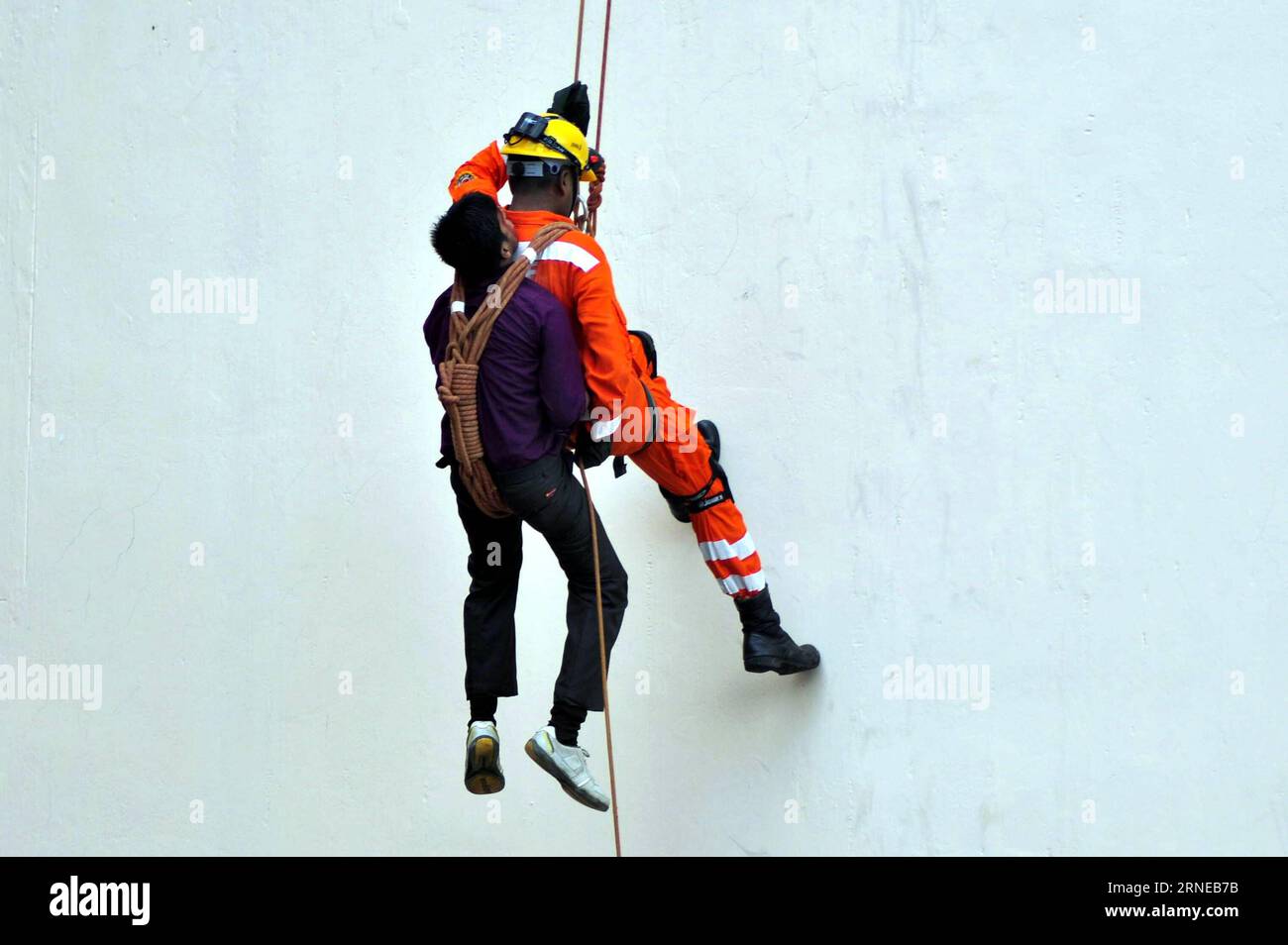 State disaster response personnel hi-res stock photography and images ...