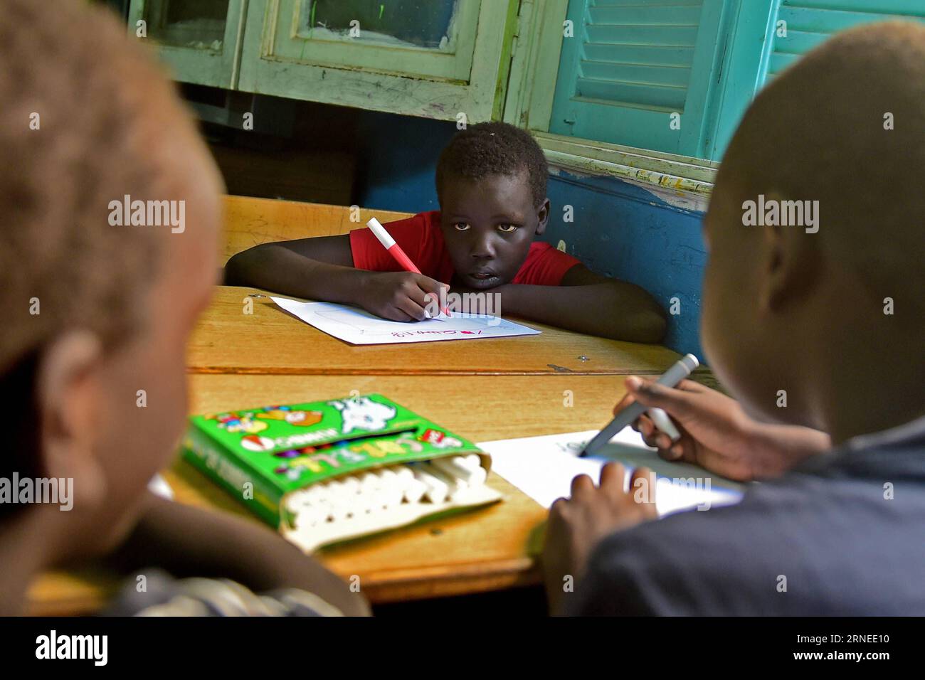 (160620) -- CAIRO, June 20, 2016 -- Children draw pictures during the ...