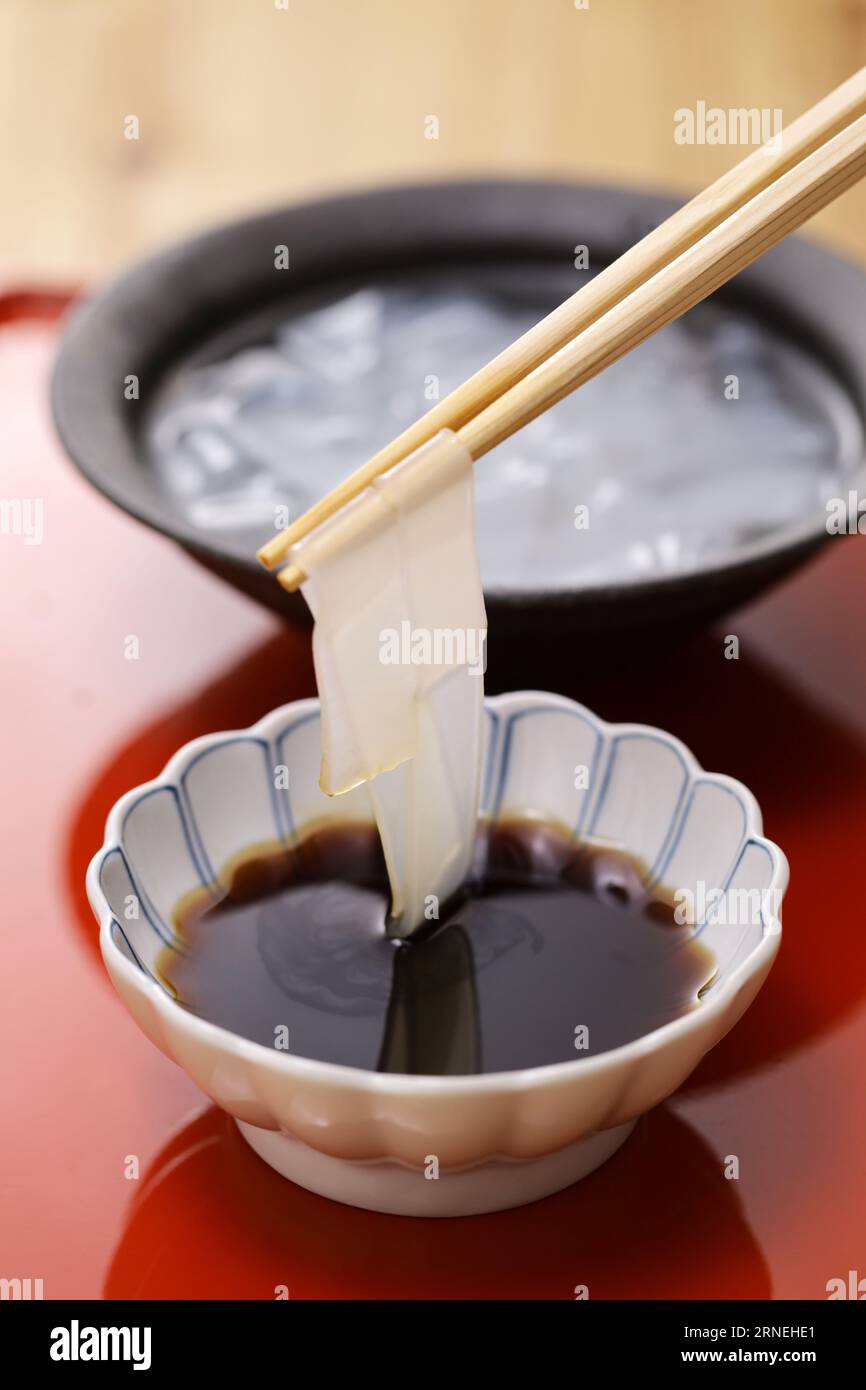 Kudzu Kiri (Japanese arrowroot starch noodles with brown sugar syrup ...