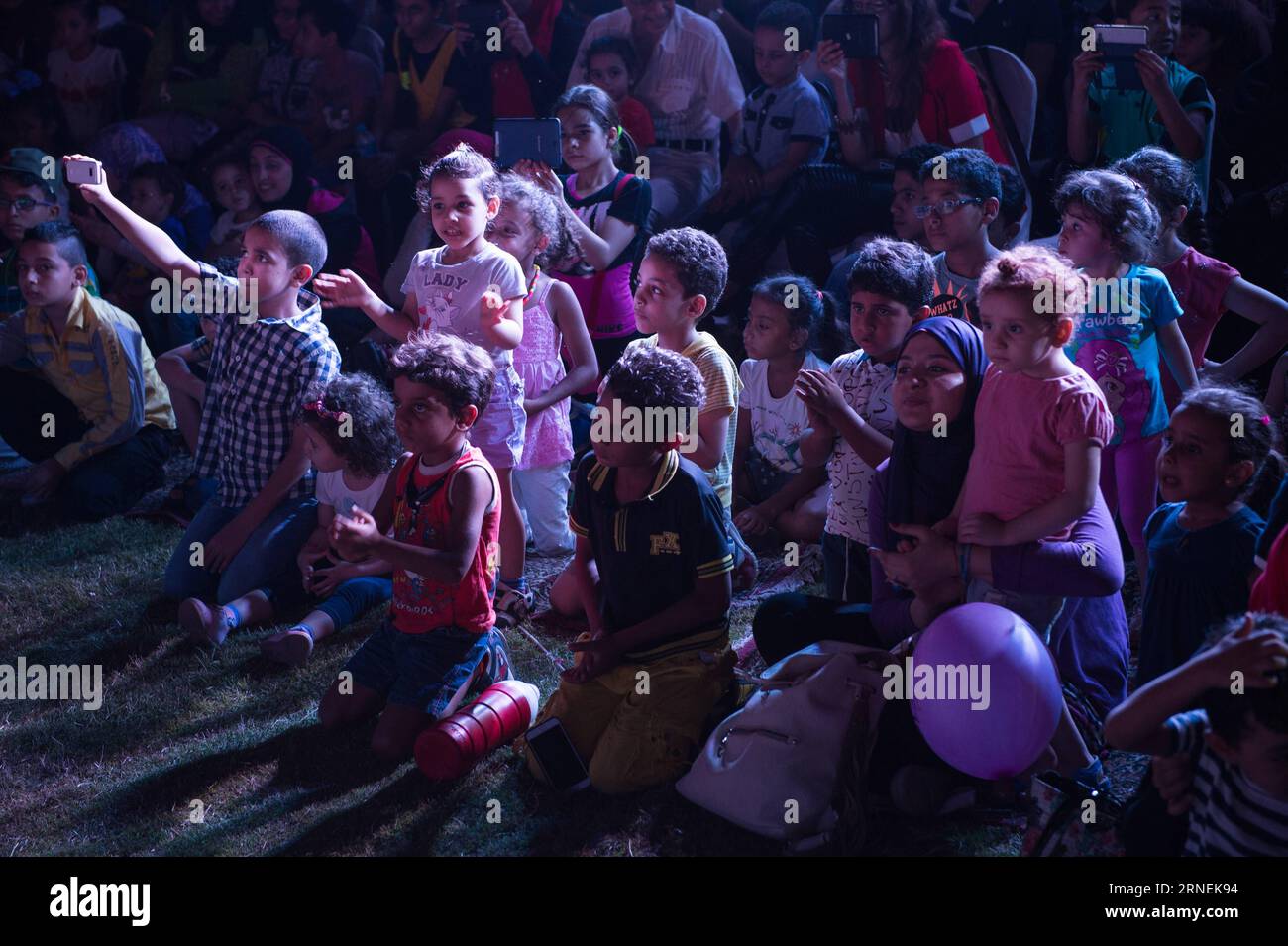 (160626) -- CAIRO, June 25, 2016 -- Kids watch the puppet show The ...