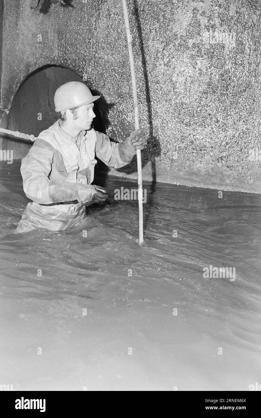 Actual 22 - 3 - 1974: They work in the city's basementThere are people ...