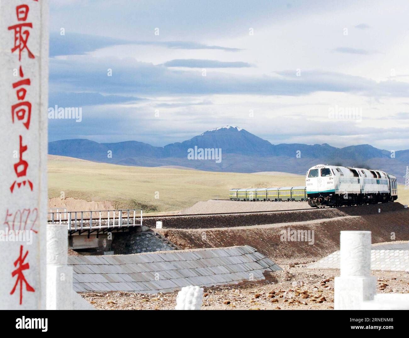 Tanggula train hi-res stock photography and images - Alamy