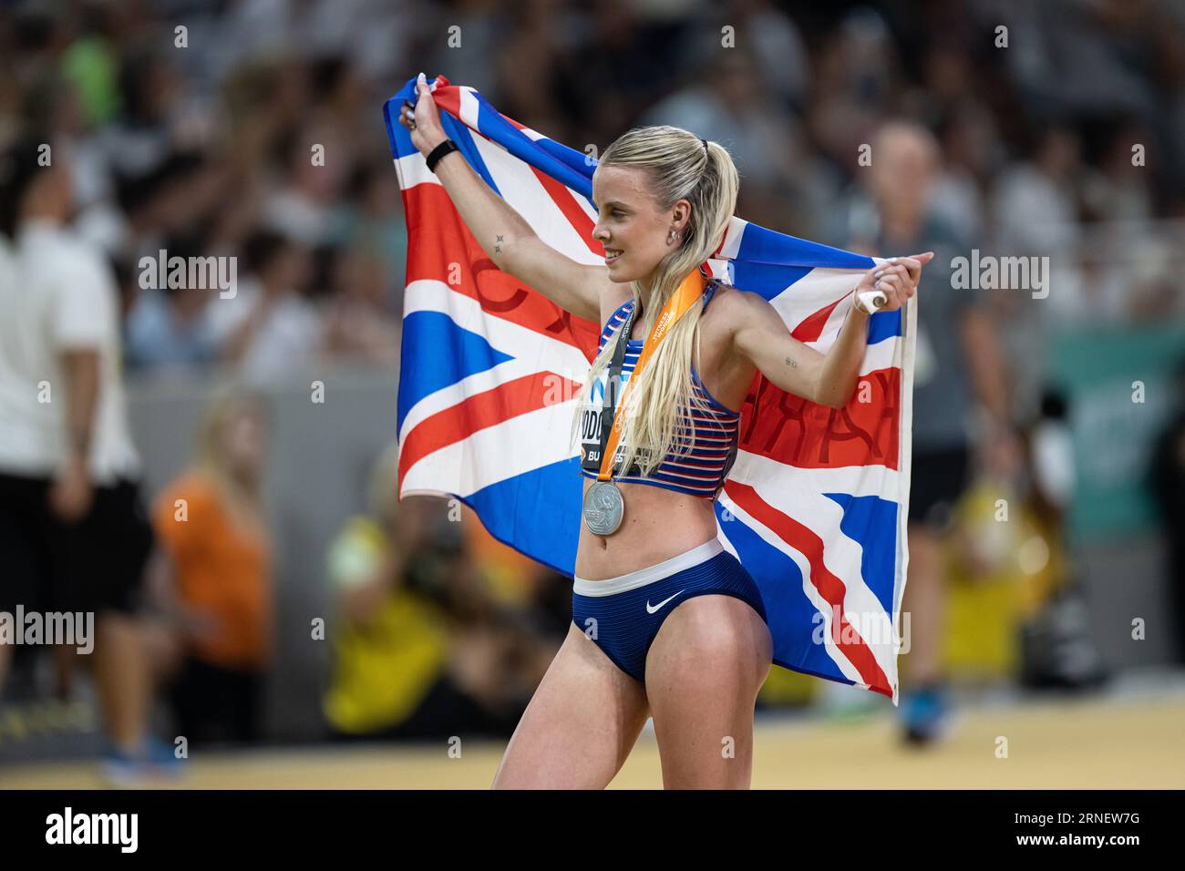 Keely Hodgkinson celebrating her medal with her country's flag in the ...