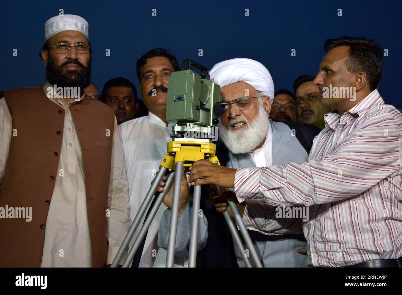 Moon sight eid hi-res stock photography and images - Alamy