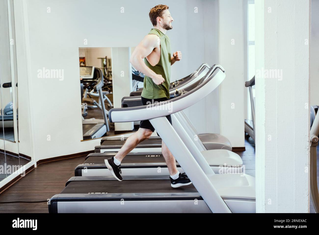 Fat guy running hi-res stock photography and images - Alamy