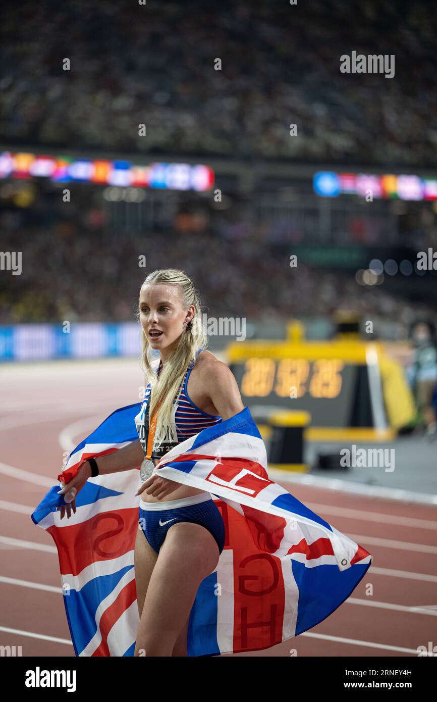 Keely Hodgkinson celebrating her medal with her country's flag in the ...