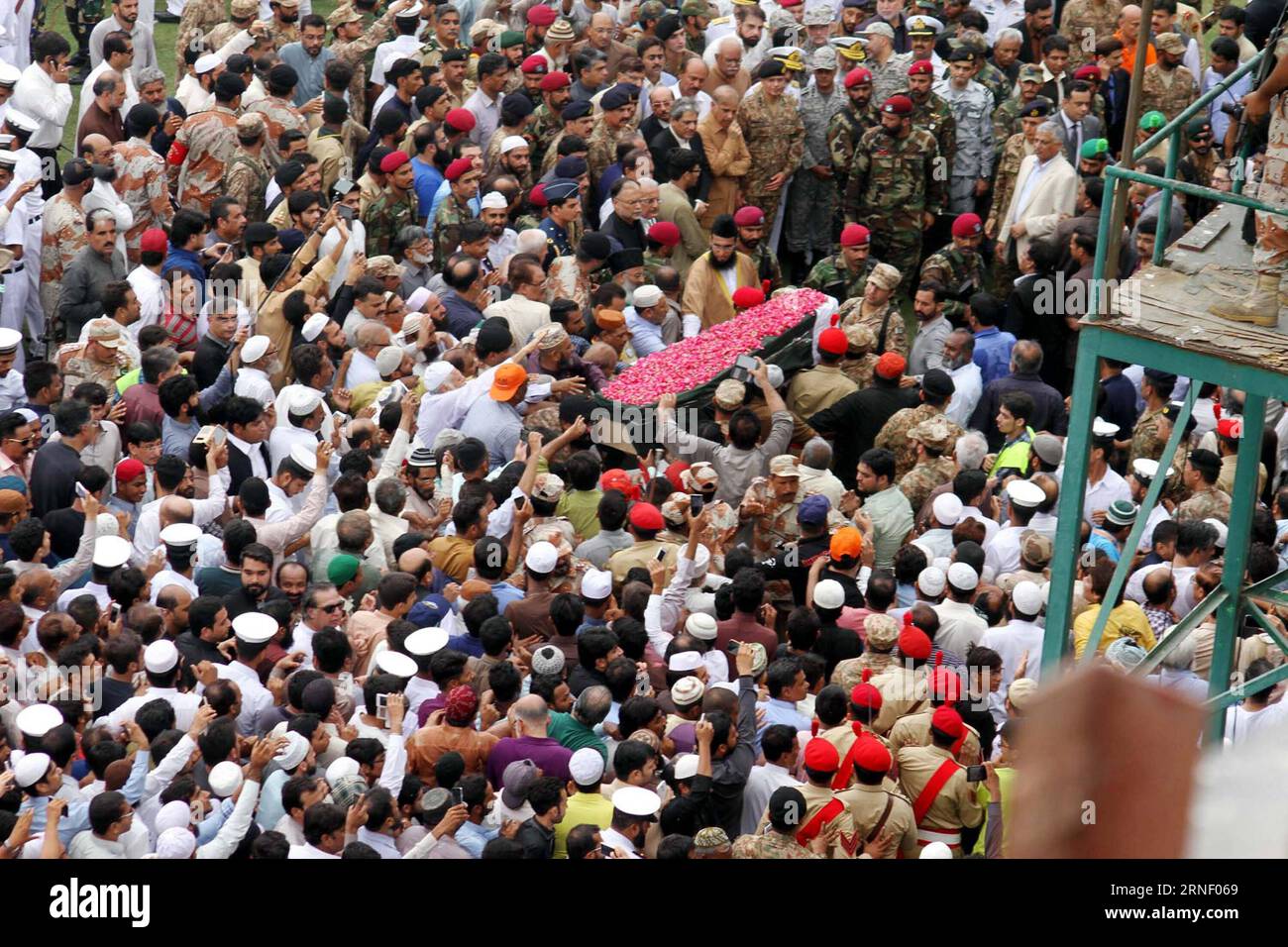 Pakistani people carry the coffin of well-known Pakistani ...