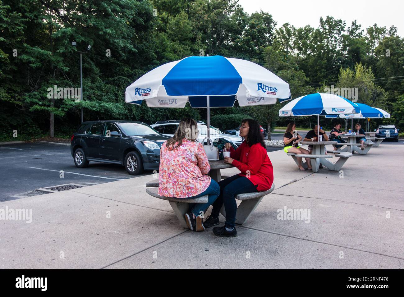 Ice cream parlor outdoor seating Stock Photo - Alamy