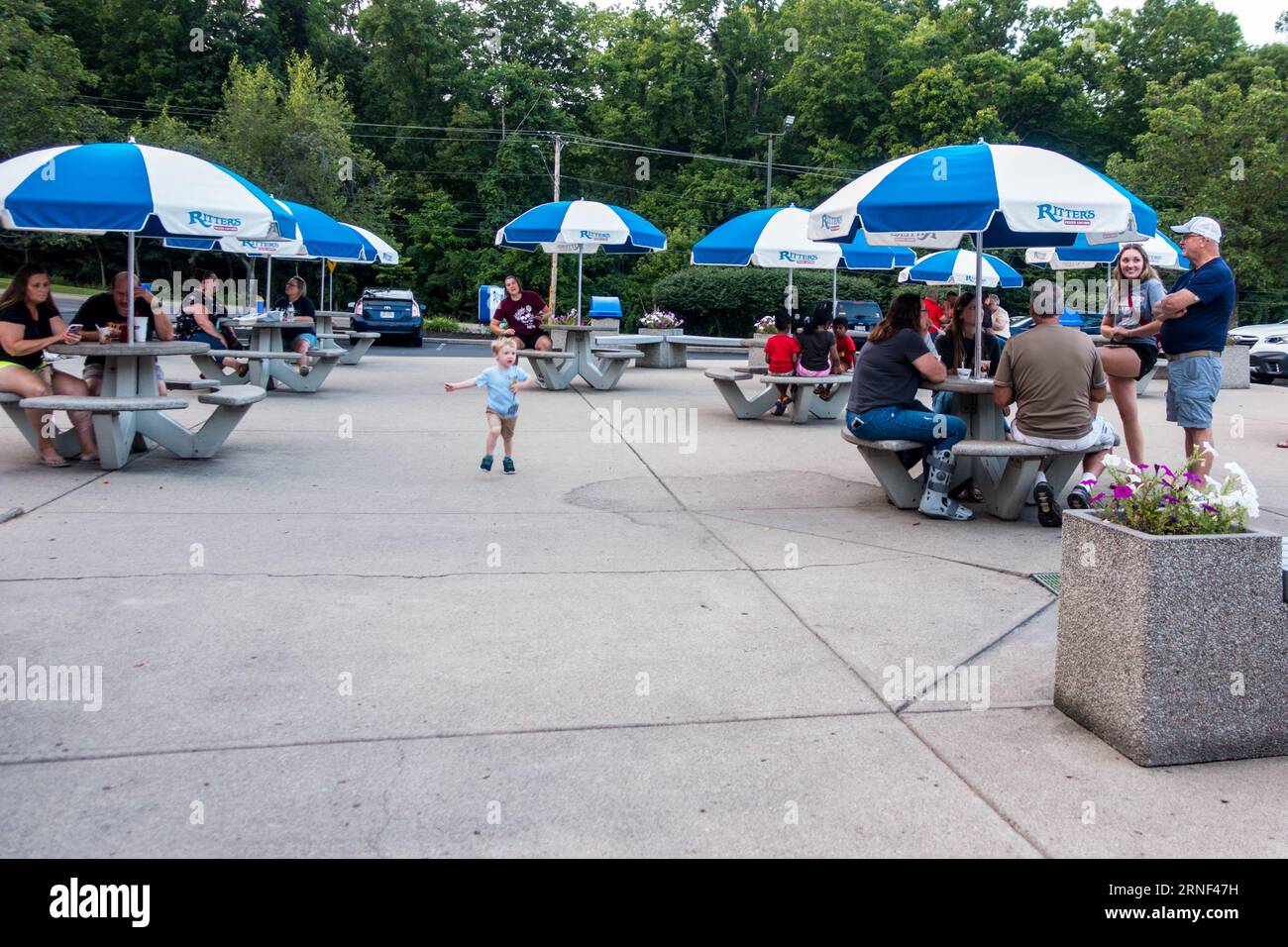 Ice cream parlor outdoor seating Stock Photo - Alamy