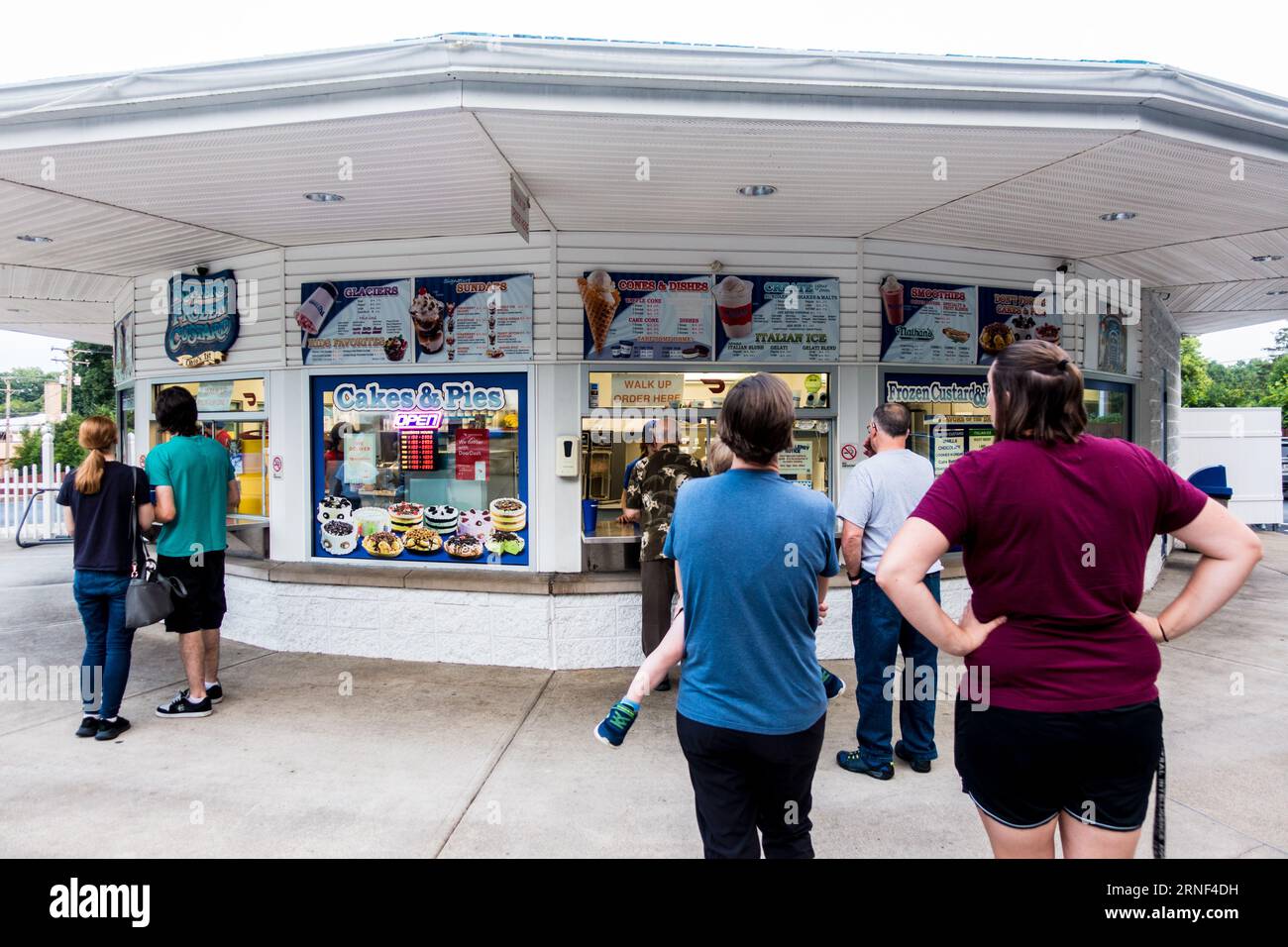 Queue walk hi-res stock photography and images - Alamy