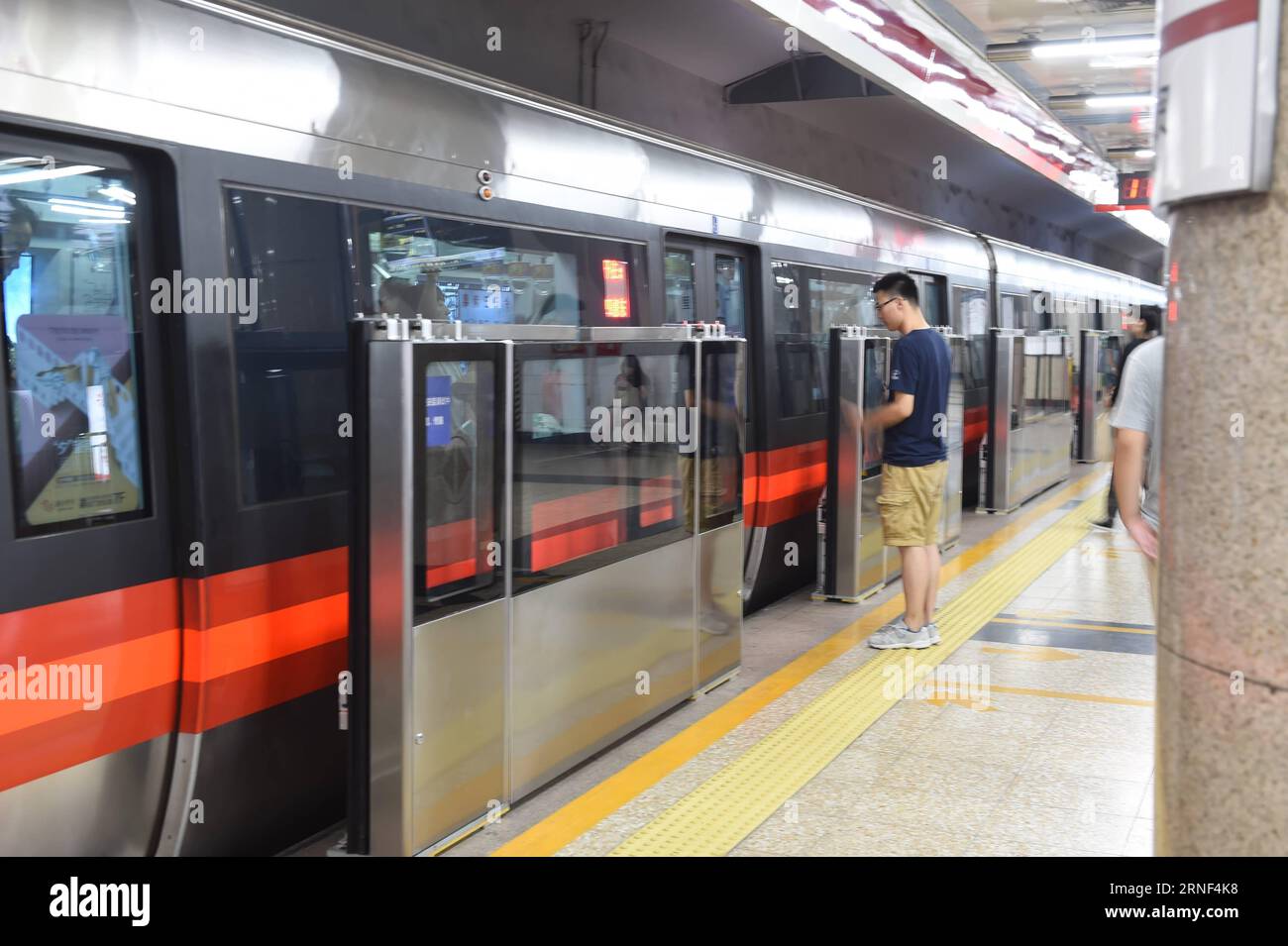 Platform screen doors hi-res stock photography and images - Alamy
