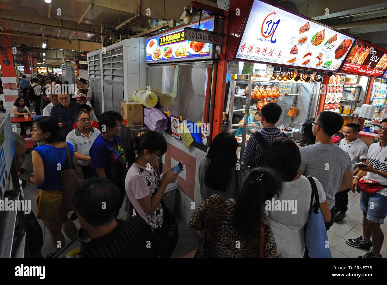 (160722) -- SINGAPORE, July 21, 2016 -- Customers queue to patronize the Hong Kong Soya Sauce ...