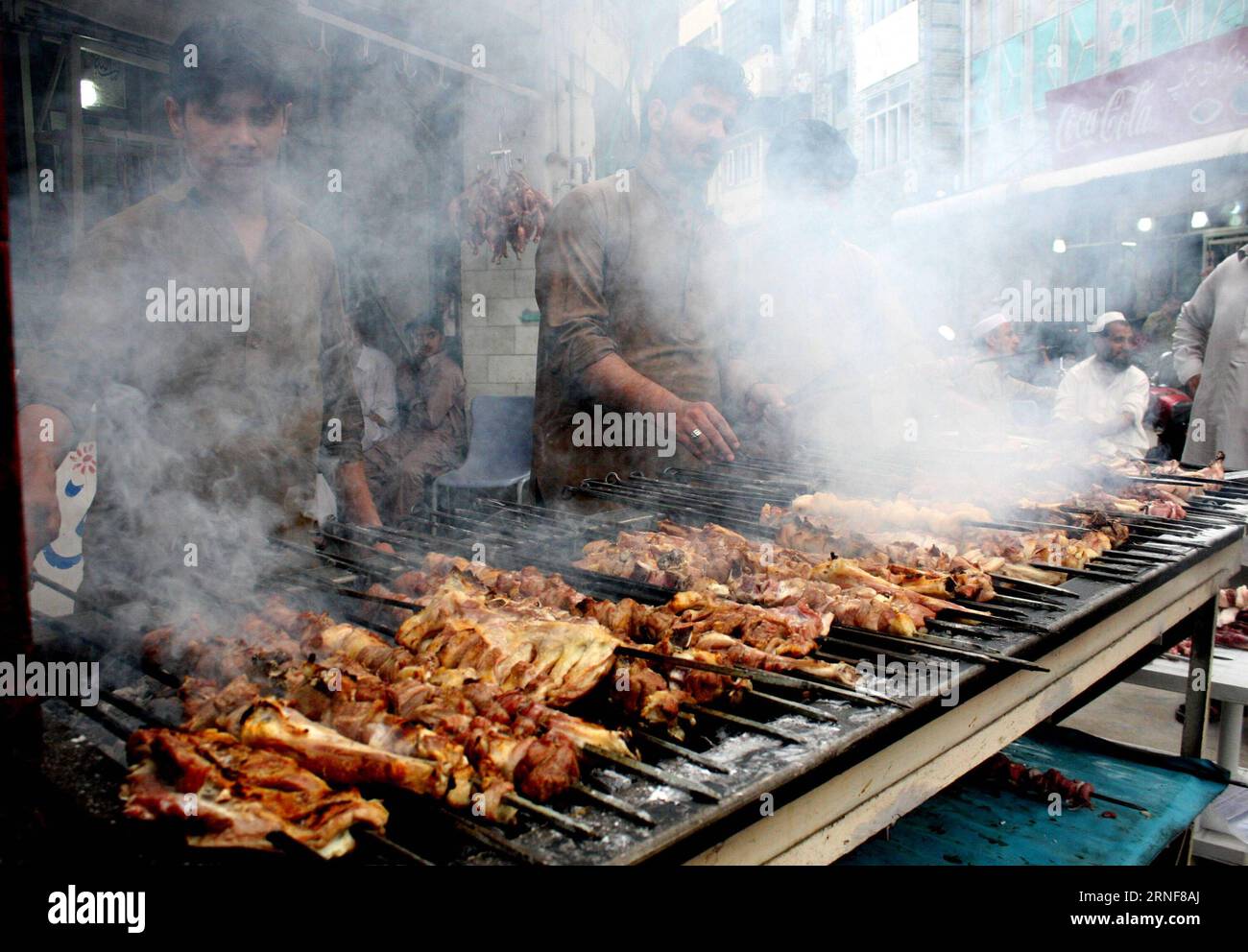 (160724) -- PESHAWAR, July 24, 2016 -- Pakistani chefs prepare ...