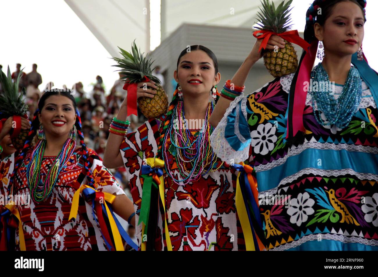 (160726) -- OAXACA (MEXICO), July 25, 2016 -- Women wearing traditional ...