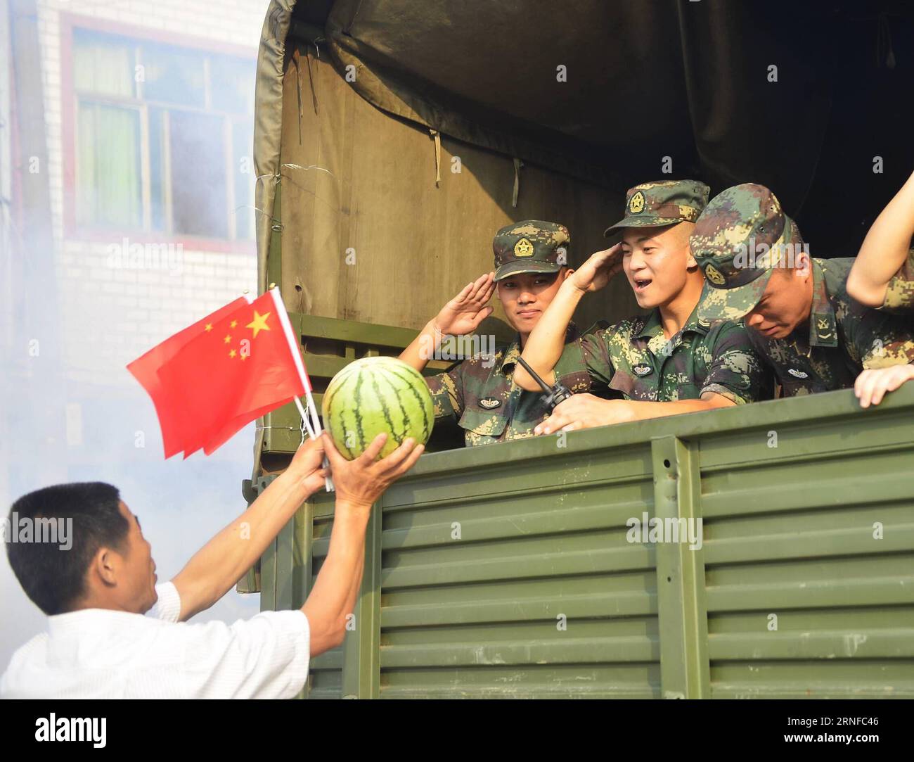 Chinesische Soldaten, die gegen die Überschwemmungen gekämpft haben ...