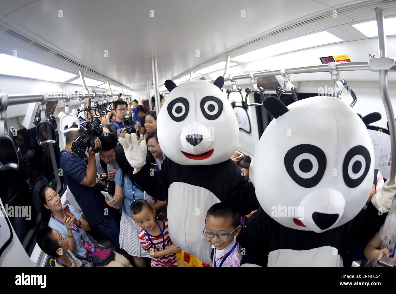 (160731) -- CHENGDU, July 31, 2016 -- Children pose for photos with ...