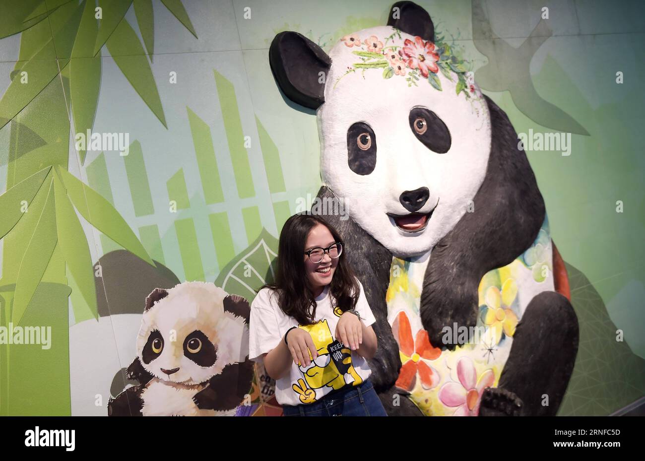 (160731) -- CHENGDU, July 31, 2016 -- A passenger poses for photos at a ...