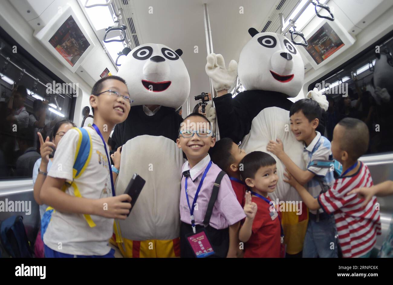 (160731) -- CHENGDU, July 31, 2016 -- Children pose for photos with ...