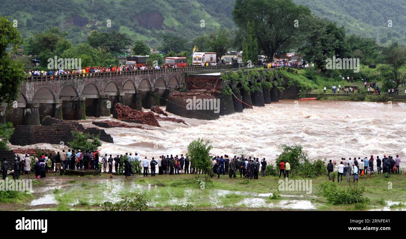 (160804) -- MAHAD (INDIA), Aug. 3, 2016 -- People watch the search ...