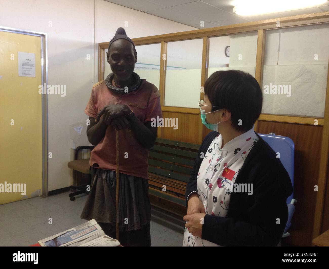 (160804) -- WINDHOEK, Aug. 4, 2016 -- Nurse Chen Qiaoling receives a ...