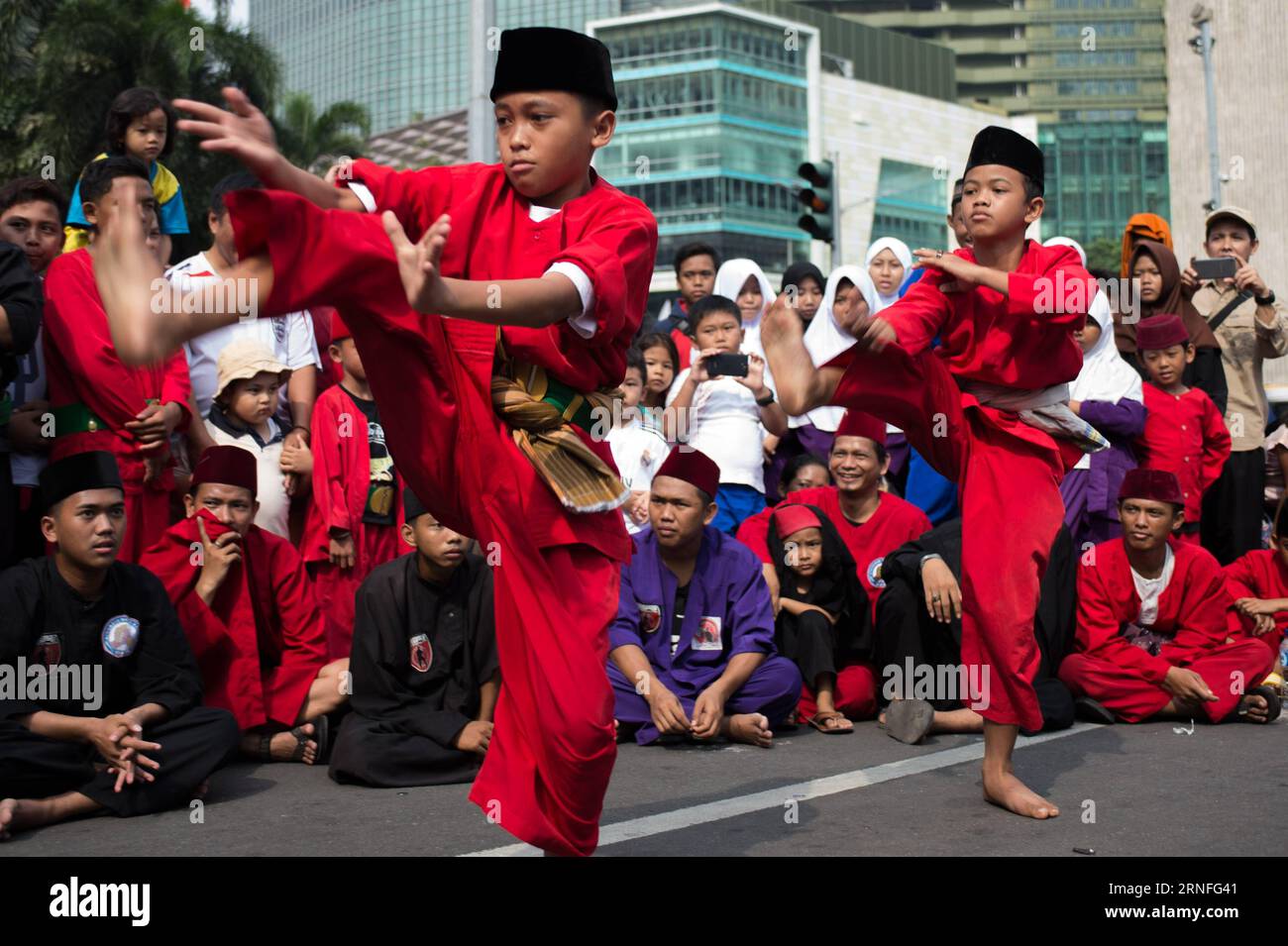 (160807) -- JAKARTA, Aug. 7, 2016 -- Children fighters demonstrate ...