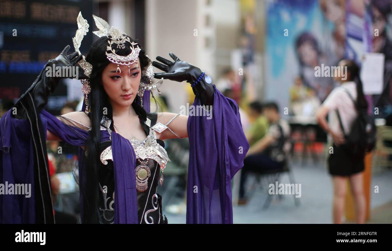 (160809) -- SHENYANG, Aug. 9, 2016 -- A cosplayer poses during the ...
