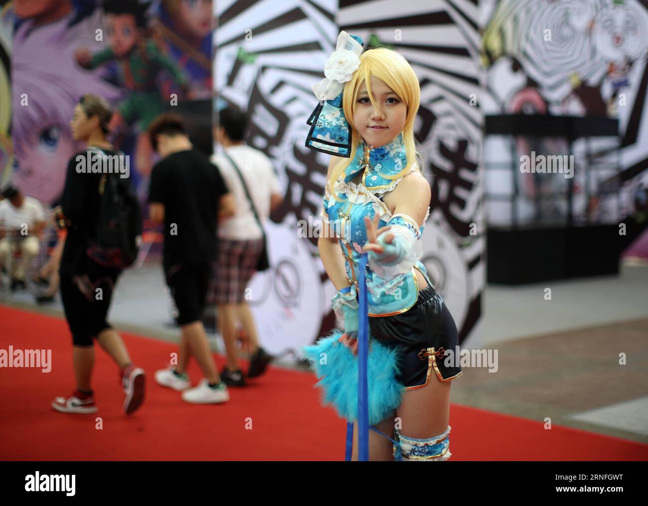 (160809) -- SHENYANG, Aug. 9, 2016 -- A cosplayer poses during the ...