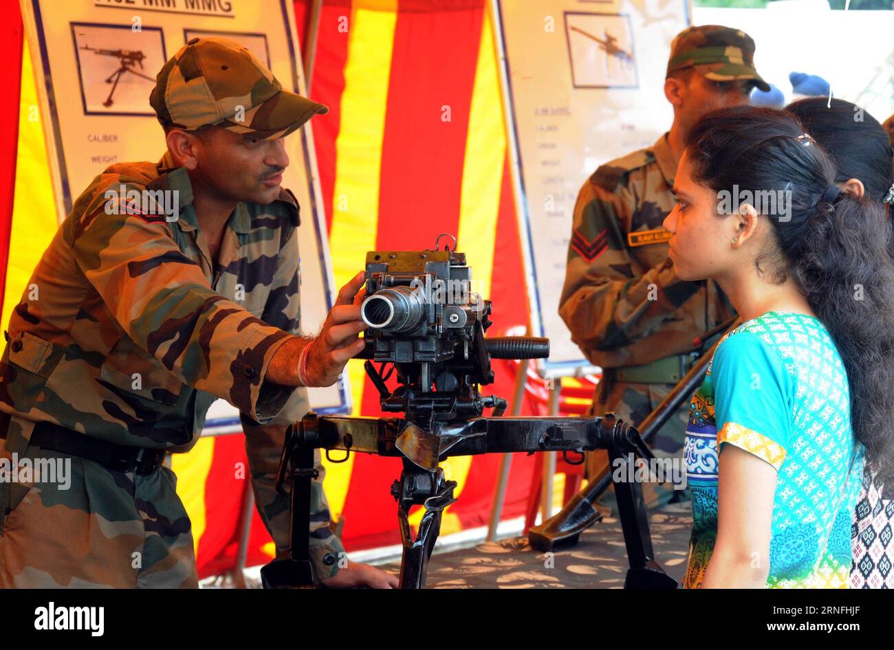 (160810) -- AMRITSAR, Aug. 10, 2016 -- An Indian army personnel member ...