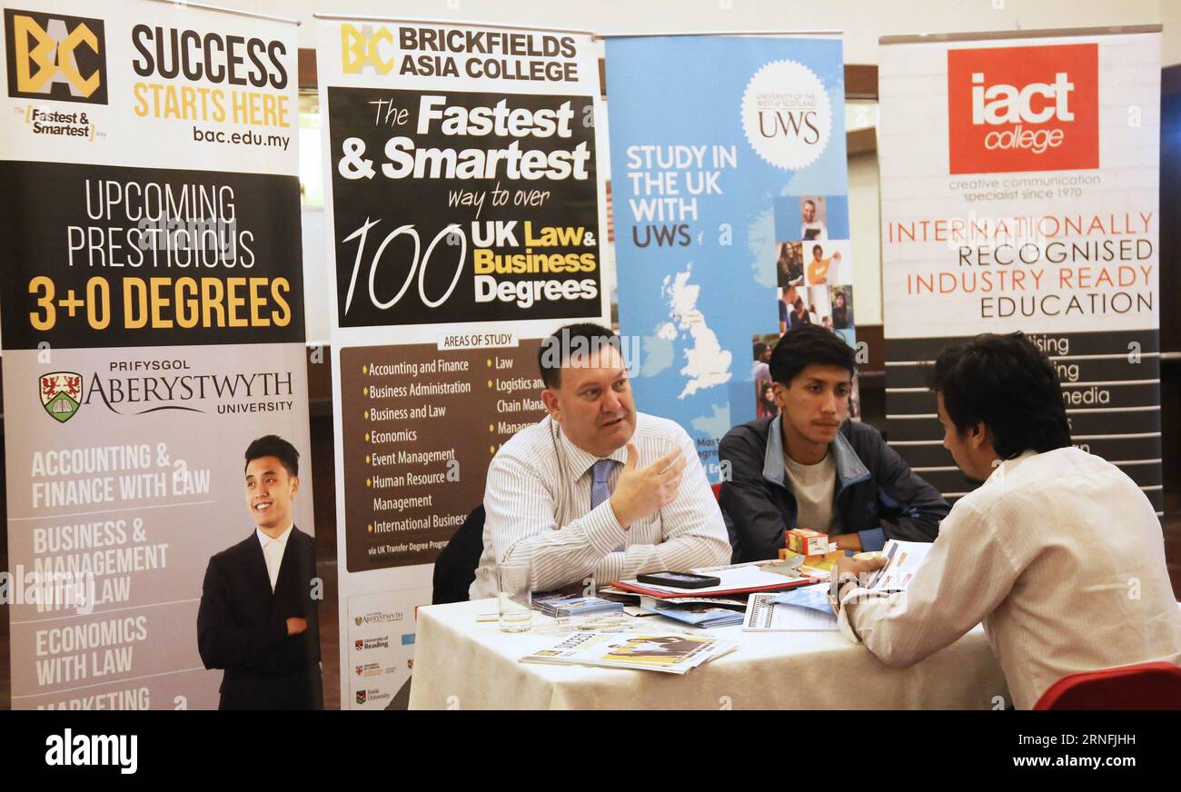 (160812) -- KATHMANDU, Aug. 12, 2016 -- A Nepalese student (R) consults ...