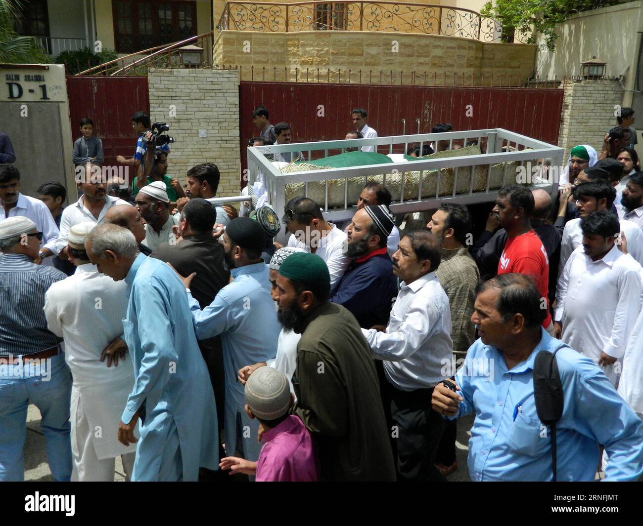 (160812) -- KARACHI, Aug. 12, 2016 -- People attend the funeral of the ...