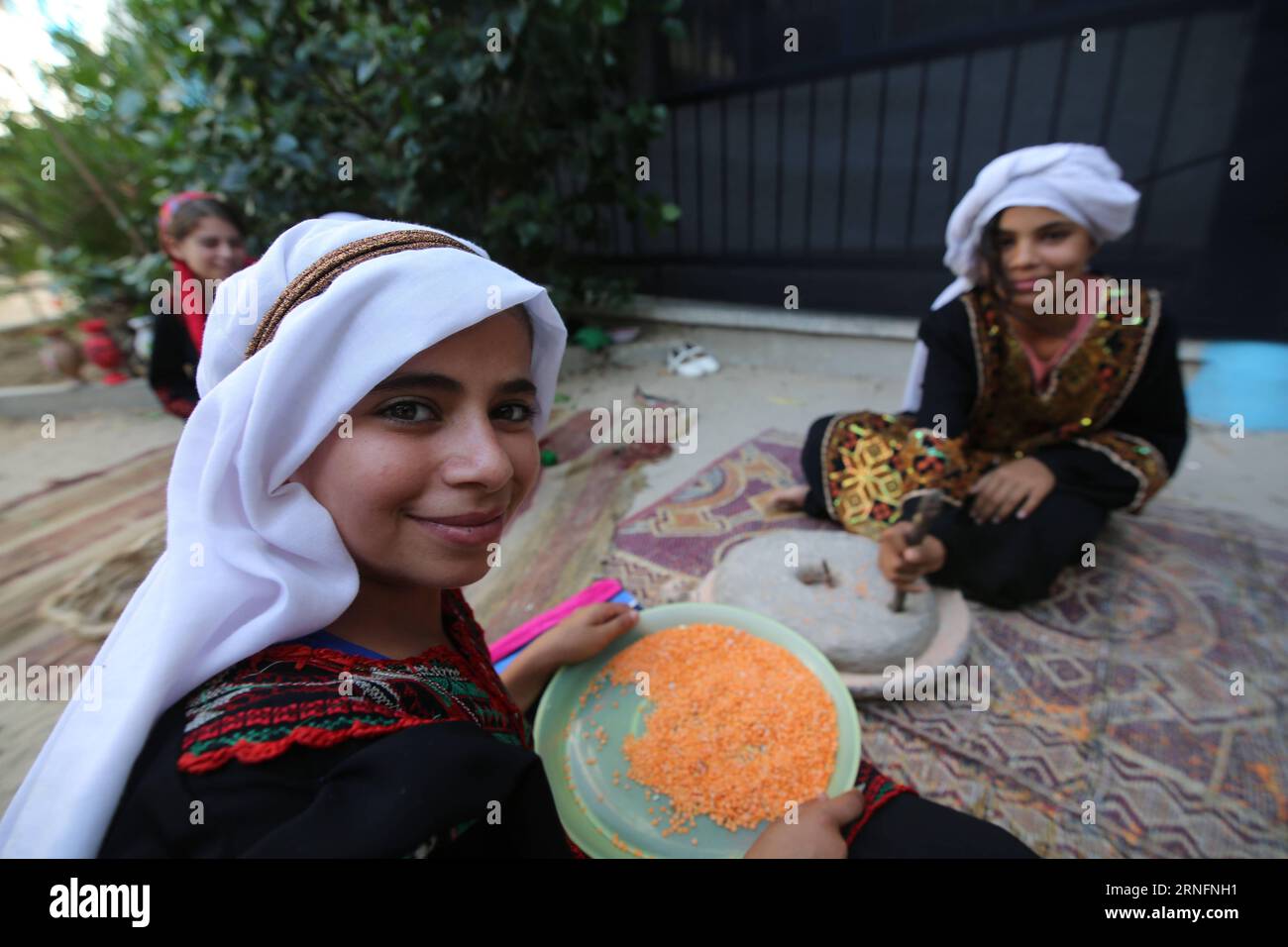 (160818) -- GAZA, Aug. 17, 2016 -- Palestinians wearing traditional ...